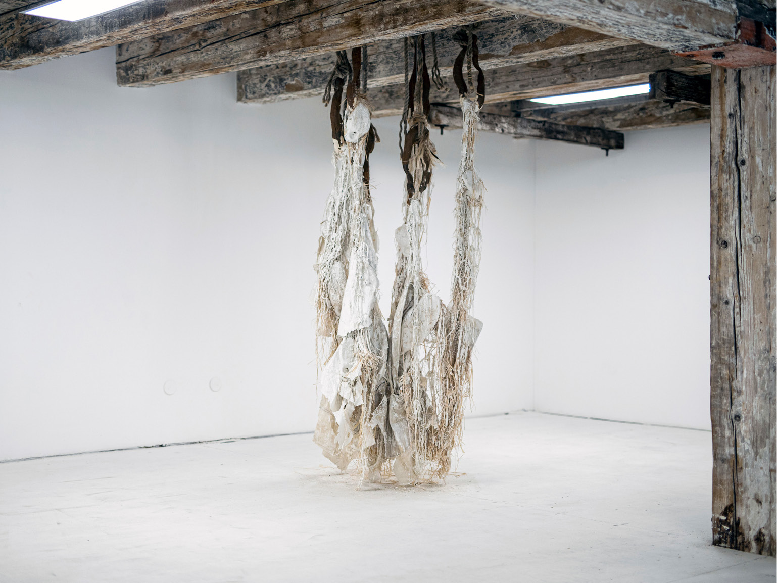 Qui est Dominique White, lauréate du Max Mara Art Prize for Women 2023 ...