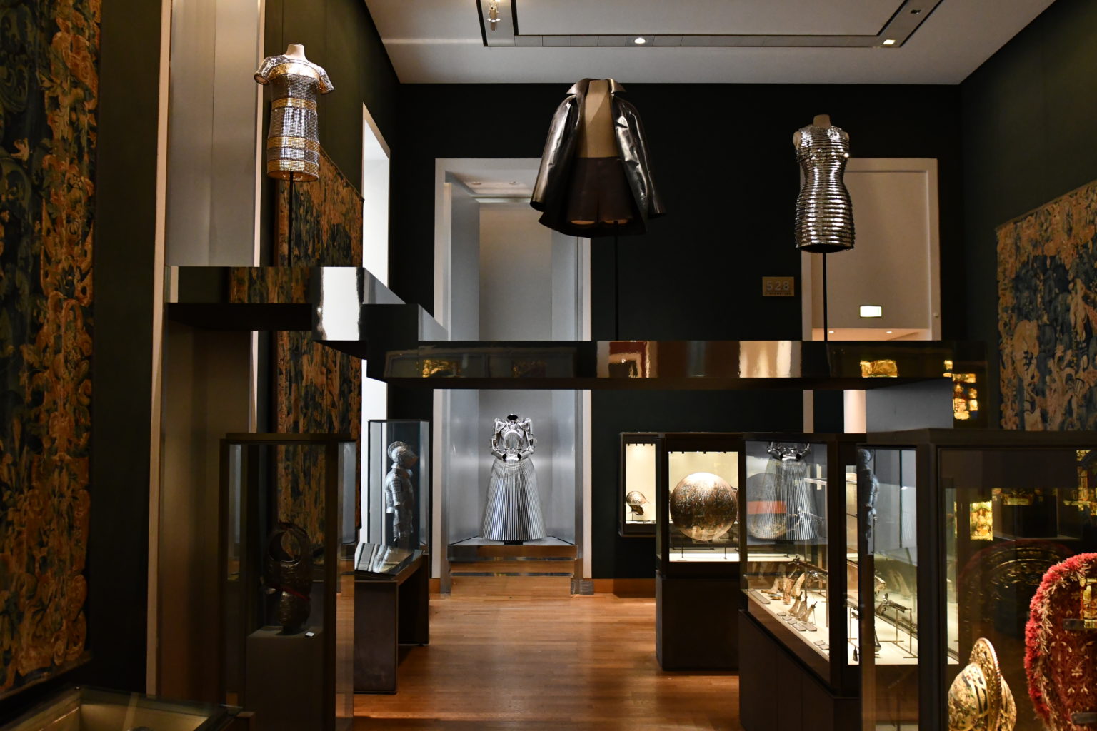 “Louvre Couture“, l’exposition qui réconcilie mode et objets d’art ...