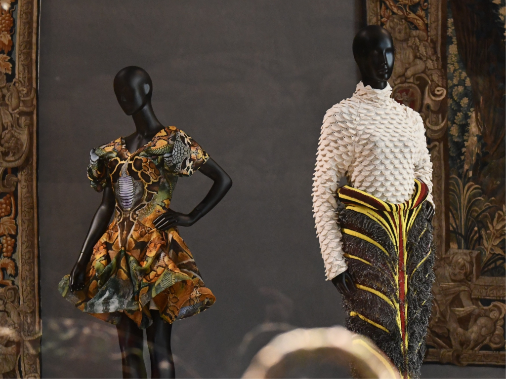 “Louvre Couture“, l’exposition qui réconcilie mode et objets d’art ...