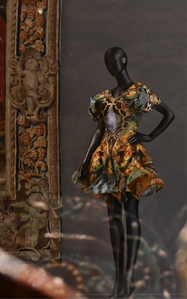 “Louvre Couture“, l’exposition qui réconcilie mode et objets d’art - Mixte Magazine