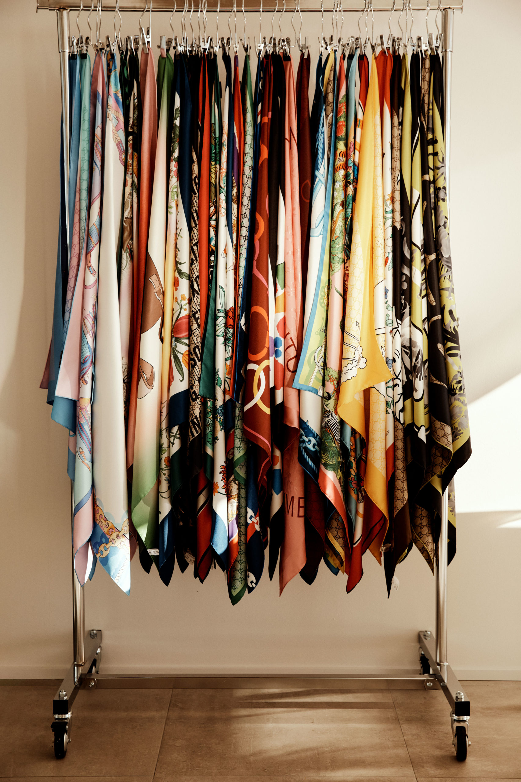 Gucci dévoile sa campagne “The Art of Silk” avec Julia Garner - Mixte ...