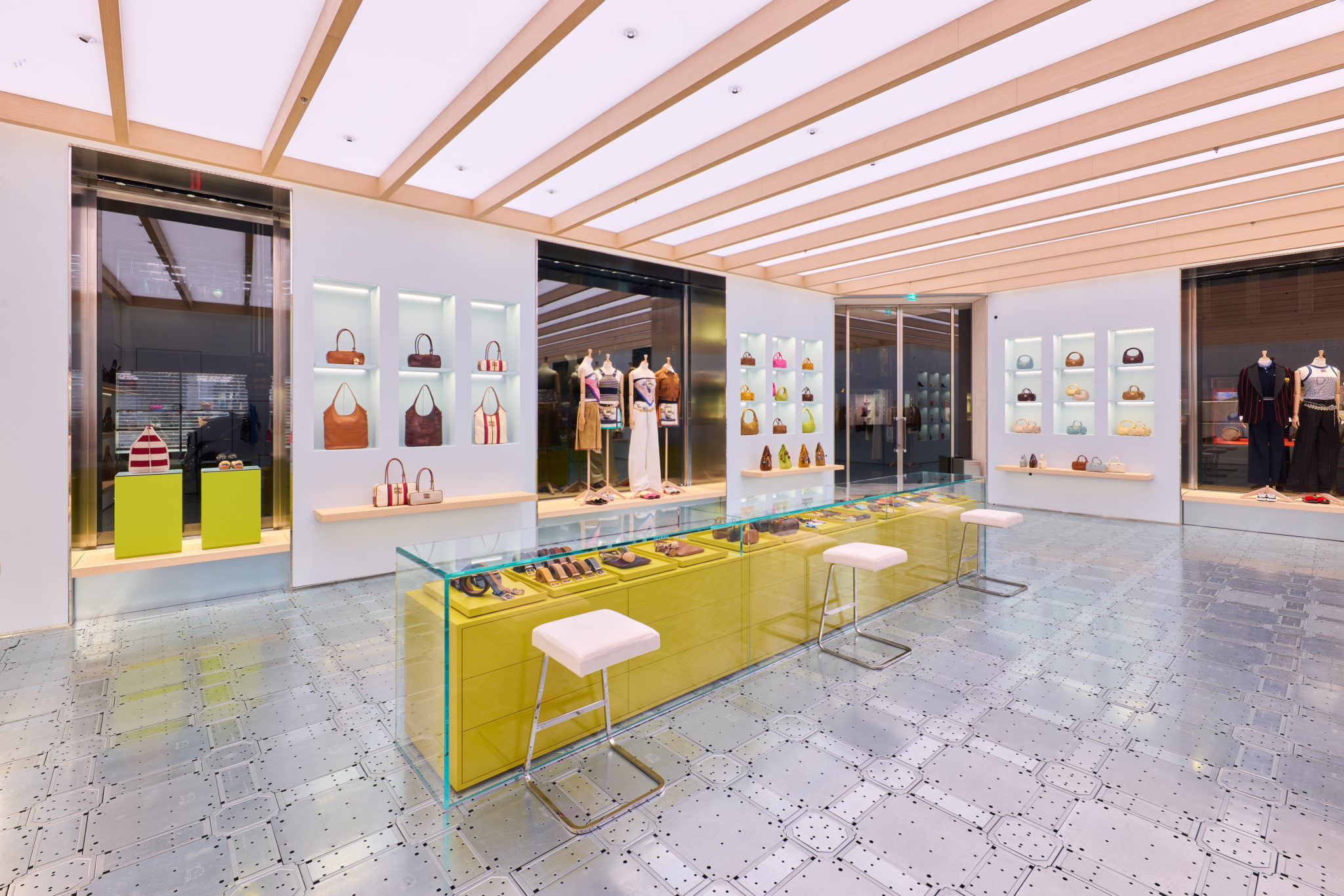 À Londres, Miu Miu rouvre en grande pompe son flagship sur New Bond ...
